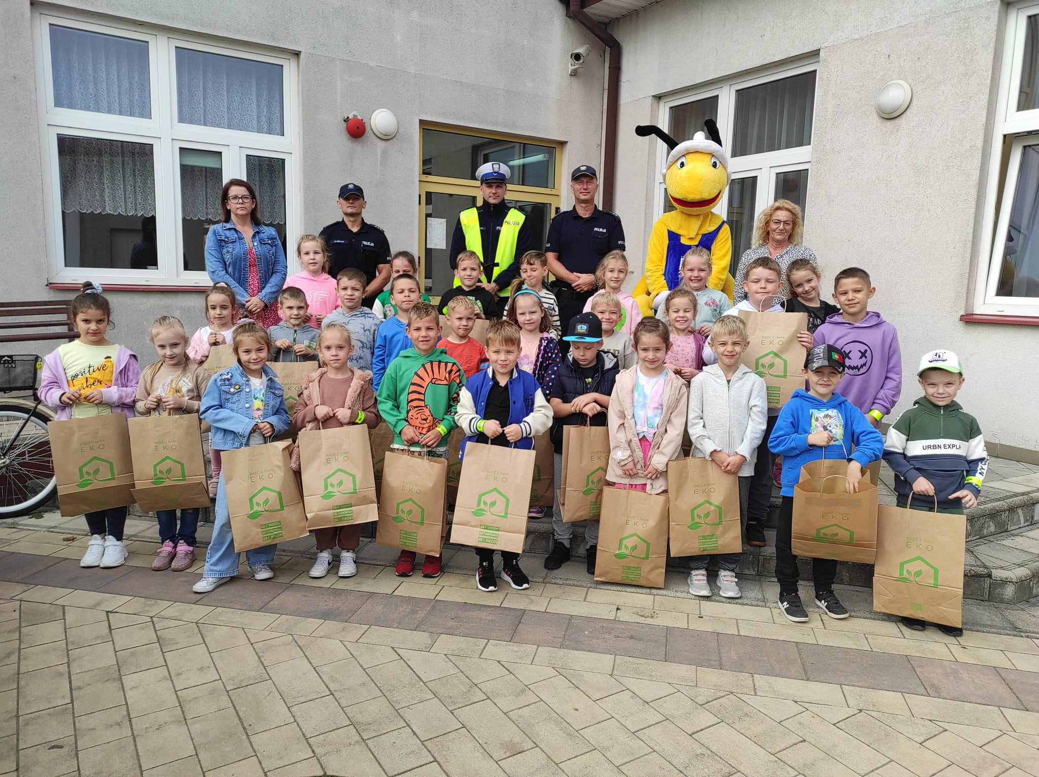 MRÓWKA Z POLICJĄ W SZKOLE W LUBOWIDZU - Kurier Żuromiński